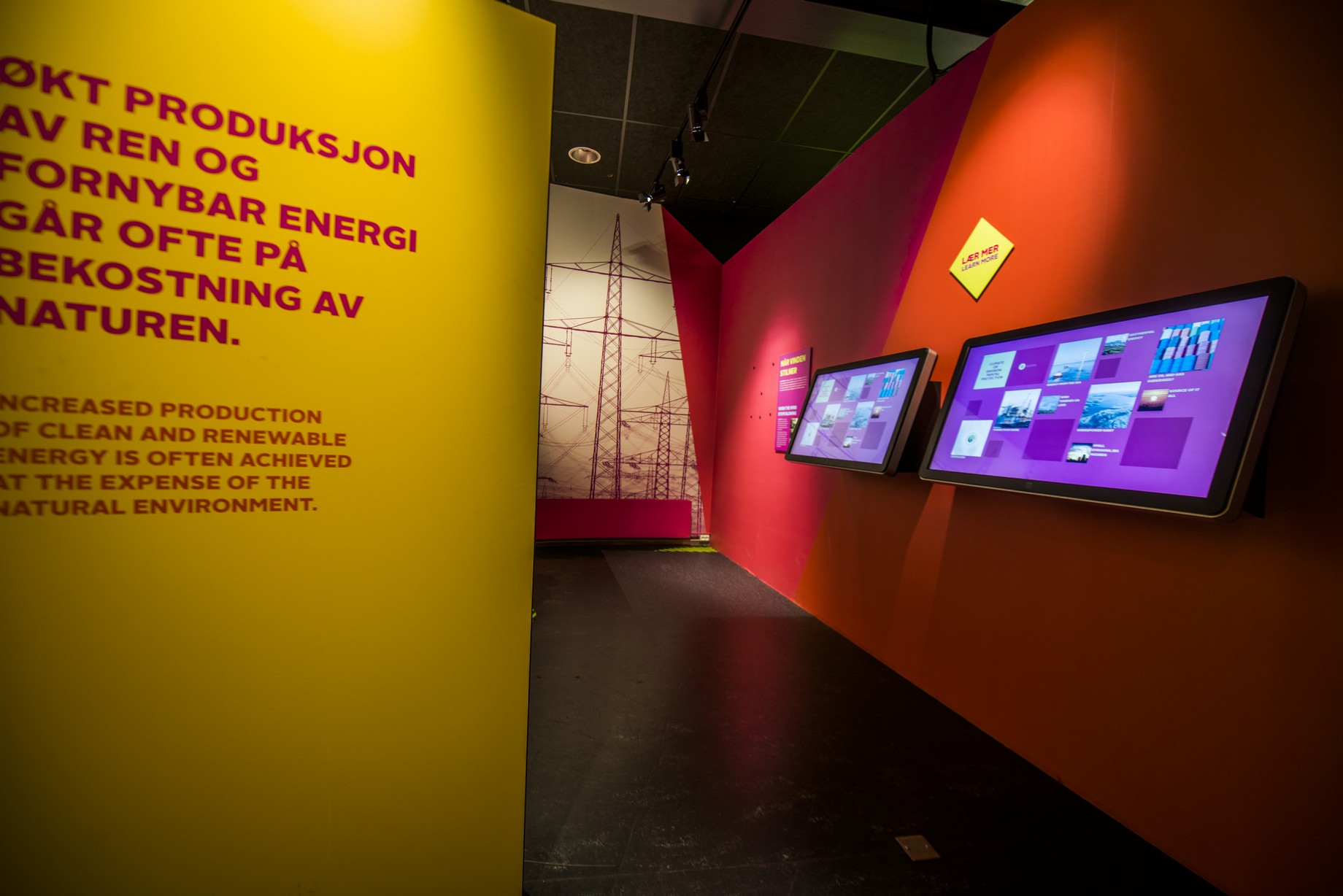 Fordypningsskjermer i energi og miljøutstilling på Oljemuseet foto ...